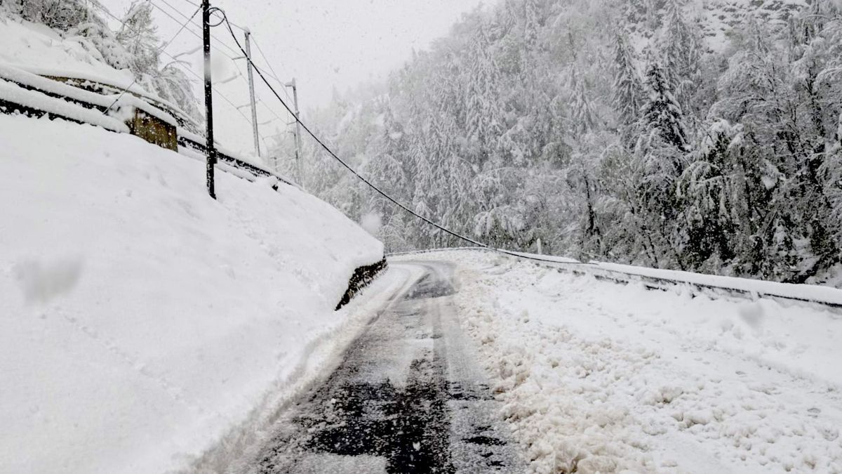 Schneemassen über Ostern: Gebrochene Freileitungsmasten. | cablex.