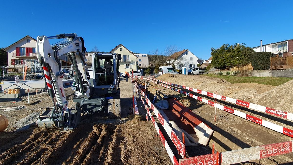 New hydraulic excavator in use. | cablex.